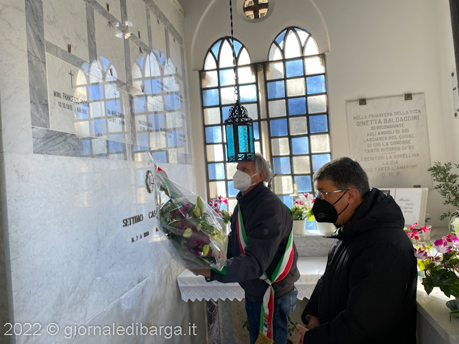 Nel Giorno del ricordo fiori per don Francesco Pockaj, don Giuseppe ...