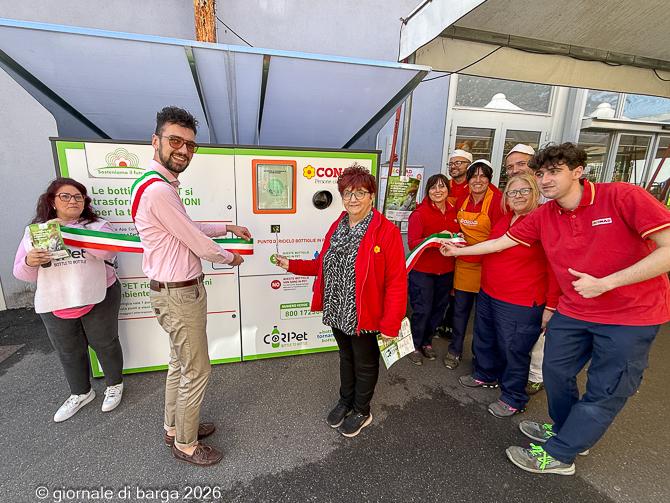 Al Conad di Barga è arrivato l'eco-compattatore delle bottiglie ...